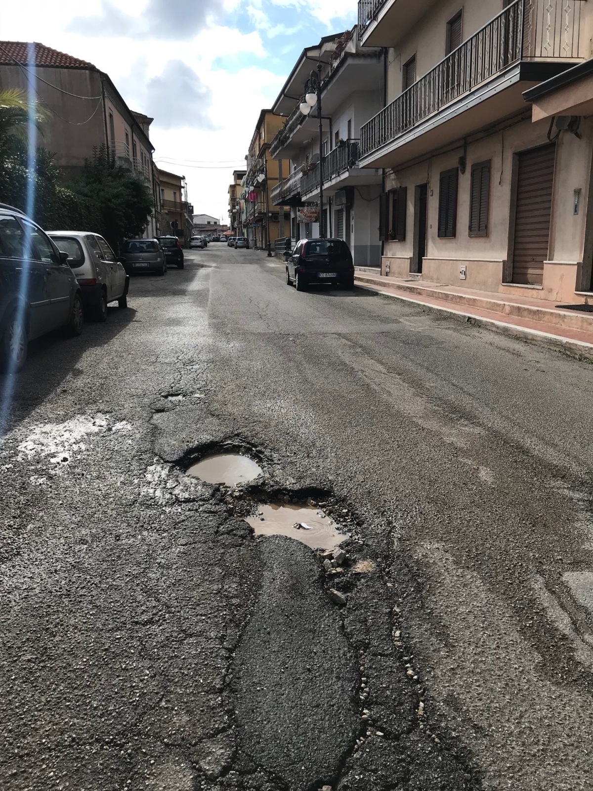 Benvenuti a Nicotera, città con le strade piene di buche ...