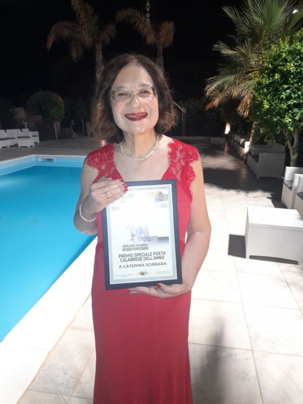 La giornalista Caterina Sorbara è stata insignita del Premio Calabria ...